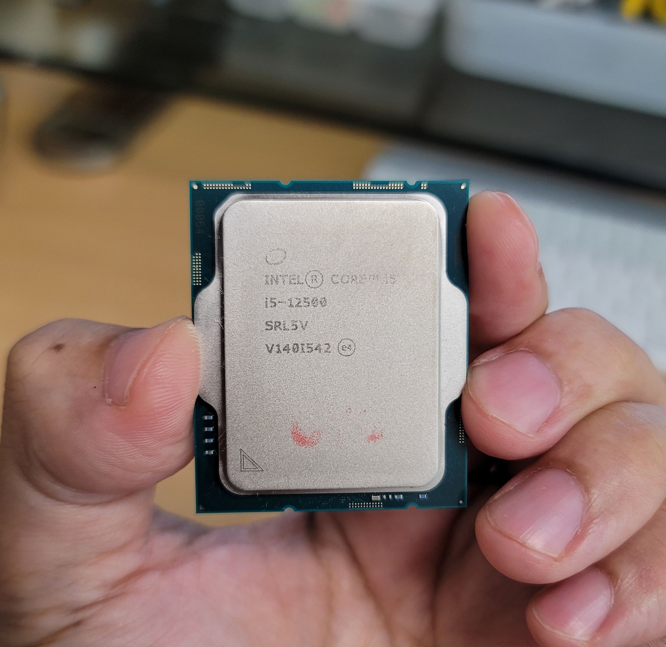 인텔 cpu i5-12500 벌크 샀더니 위에 뭐가 묻어있는것 같은데 > CPU/메인보드/램 | 퀘이사존